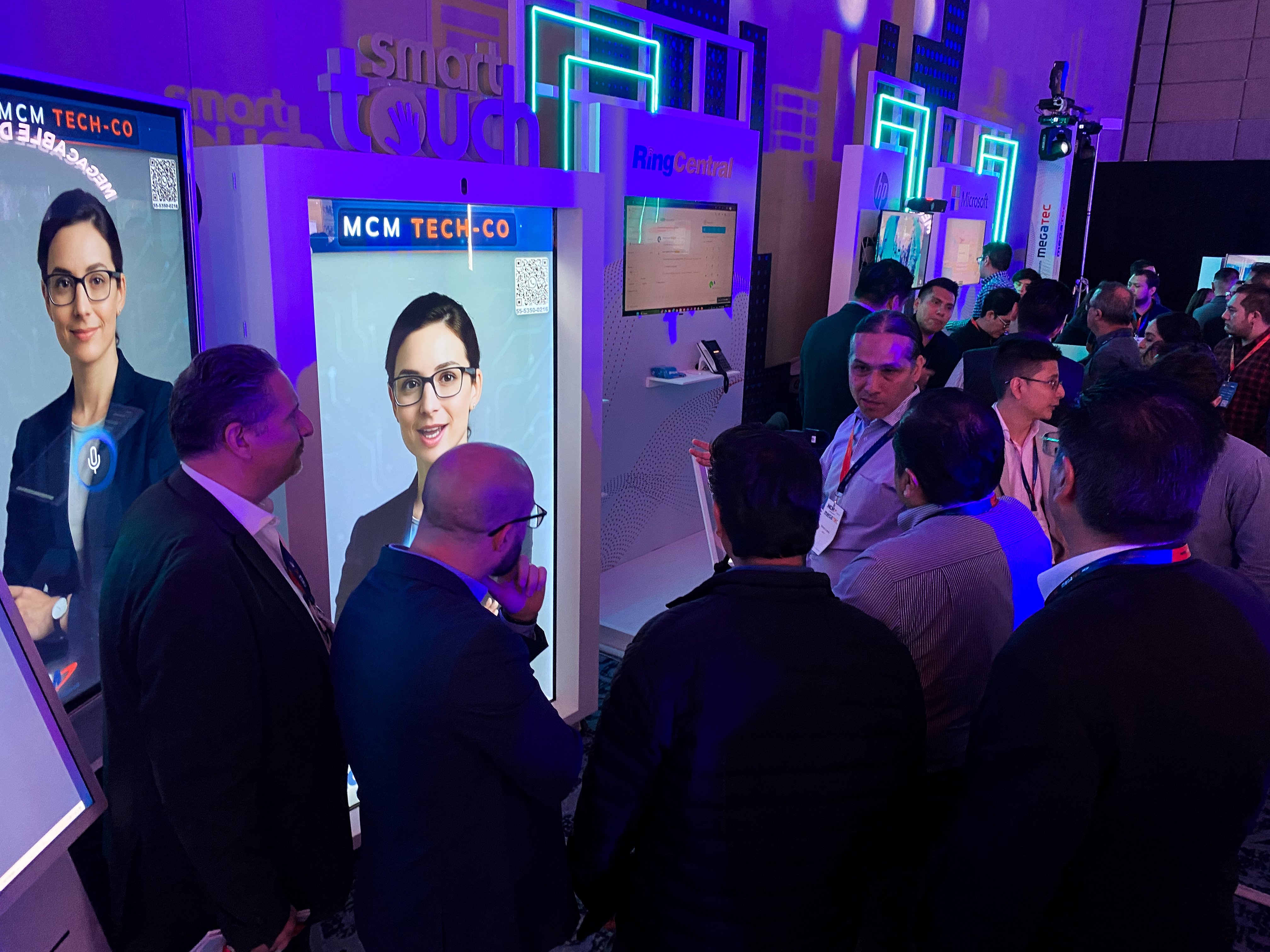 Lanzamiento de Asistente IA en Megatec 2025 en Alianza MCM-Smart Touch con Holosmart Cabina ...